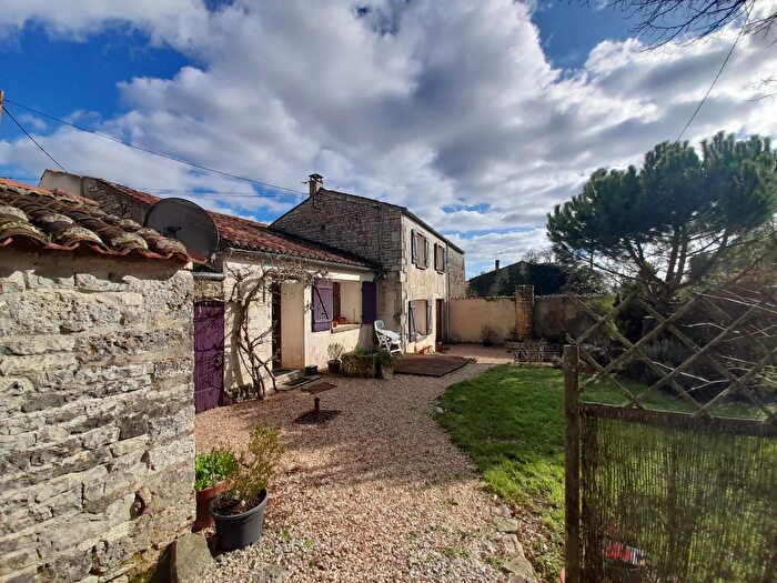 Saint-Mandé-sur-Brédoire : Maison 10 pièces à vendre