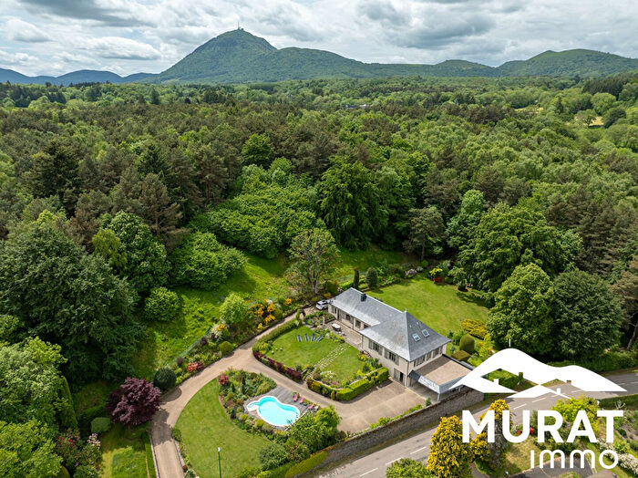 Maison à vendre - Orcines - 9 pièces - 7 chambres