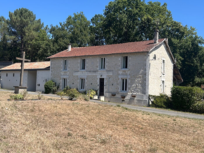 Baignes-Sainte-Radegonde : Maison 8 pièces à vendre