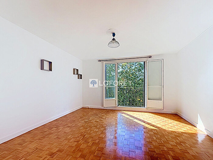 Appartement 3 pièces à vendre à Saint-Cyr-l'École, Hôtel de ville