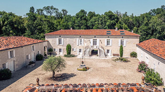 Maison 10 pièces à Bourg-Charente, à vendre