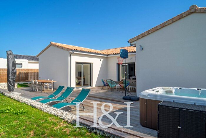 Maison à louer - Neuville-de-Poitou - 5 pièces - 4 chambres