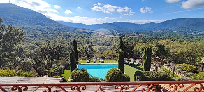 Maison à vendre - Le Plan-de-la-Tour - 10 pièces - 6 chambres