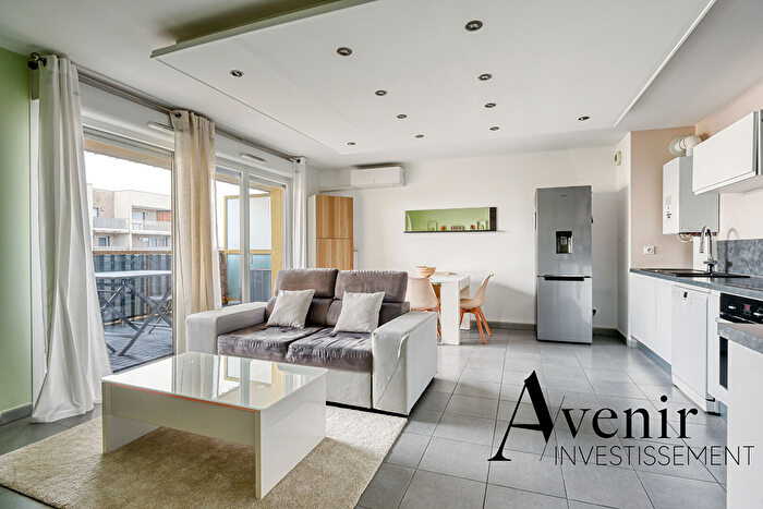 Appartement à vendre - Saint-Priest, Revaison - 3 pièces - 2 chambres