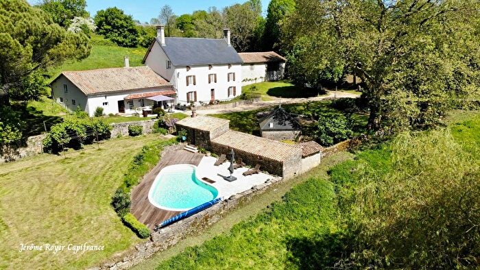 Saint-Georges-de-Noisné : Maison 7 pièces à vendre