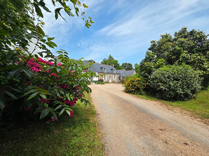 Maison 8 pièces à vendre à Plonéour-Lanvern