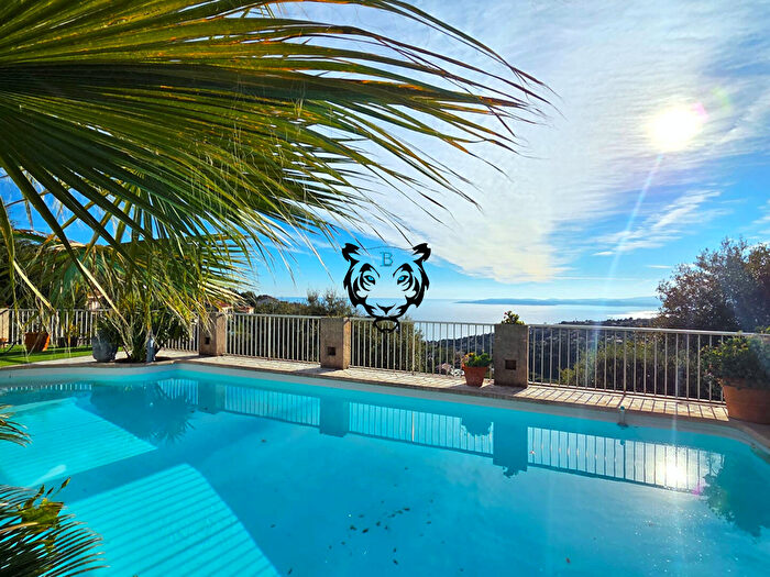 Maison à vendre - Roquebrune-sur-Argens, Les Issambres, La Vigie, Les Dolmens, Plages, Calanques - 8 pièces - 6 chambres