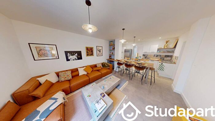 Appartement à louer - Sans Souci-Dauphiné, Lyon ème arrondissement - 1 pièce - 4 chambres