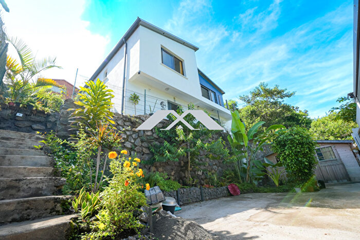 Maison 4 pièces à Les Trois-Bassins, Centre-ville, Bois de Nèfles, à vendre