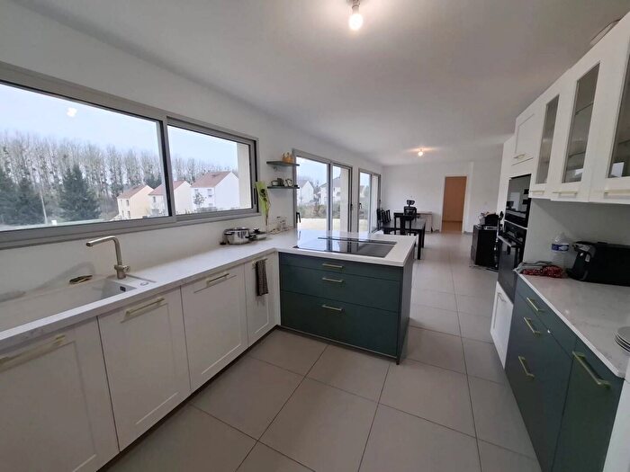 Centre Ville Centre et Nord, Coulommiers : Maison 10 pièces à louer