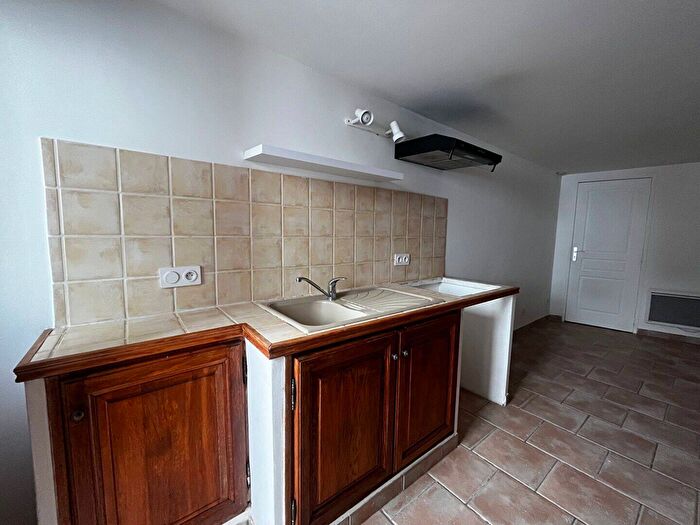 Centre Ville, Saint-Maximin-la-Sainte-Baume : Appartement 2 pièces à louer
