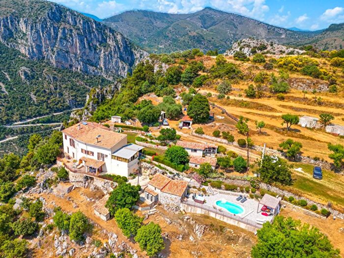 Maison à vendre - Touët-de-lEscarène - 8 pièces - 5 chambres