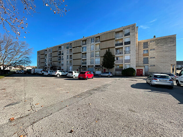 Appartement à louer - Pertuis, Centre-ville, Fours à Chaux, Claret - 3 pièces - 2 chambres