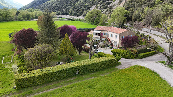 Maison à vendre - Savoillan - 8 pièces - 4 chambres