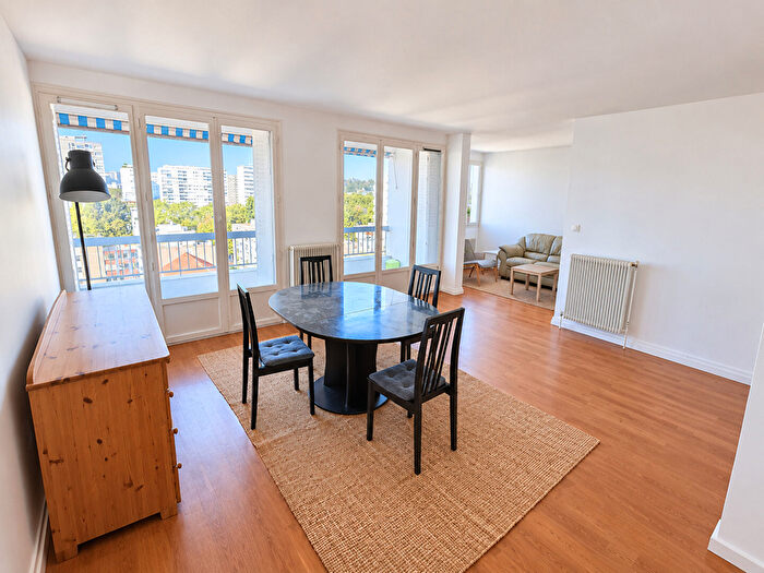 Villeurbanne, Doua : Appartement 4 pièces à louer
