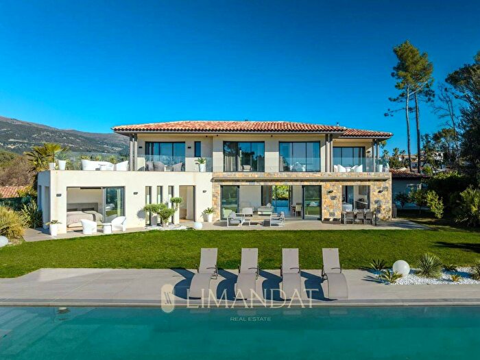 Maison à louer - Nord, Roquefort-les-Pins - 7 pièces - 5 chambres