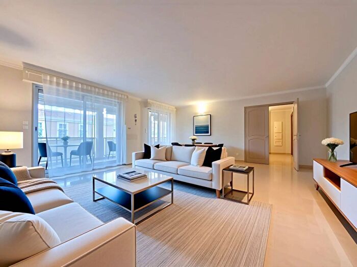 Appartement à louer - Centre Ville, Aix-en-Provence - 4 pièces - 2 chambres