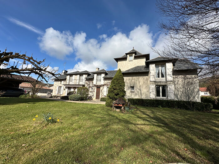 Maison à vendre - Arpajon-sur-Cère - 6 pièces - 5 chambres