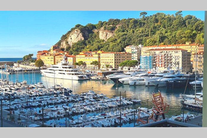 Appartement à louer - Le Port, Nice - 4 pièces - 3 chambres