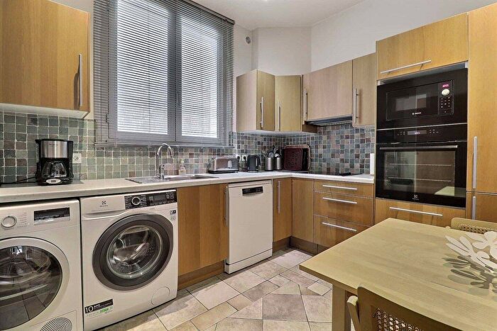 Appartement à louer - Porte Dauphine, Paris ème arrondissement - 3 pièces - 3 chambres