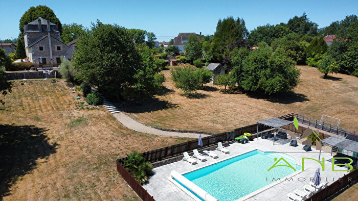 Piégut-Pluviers : Maison 10 pièces à vendre