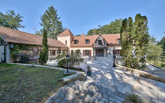 Maison à vendre - Poigny-la-Forêt - 9 pièces - 5 chambres