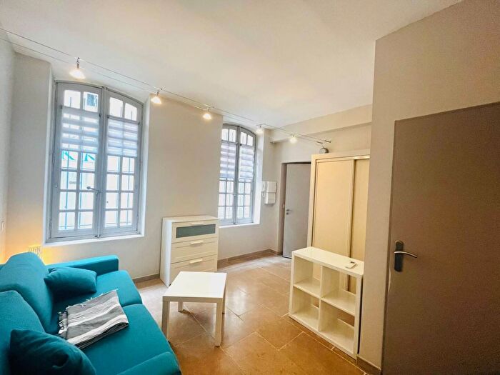 Appartement à louer - Centre Ville-Cavalerie-Hauture, Arles - 1 pièce