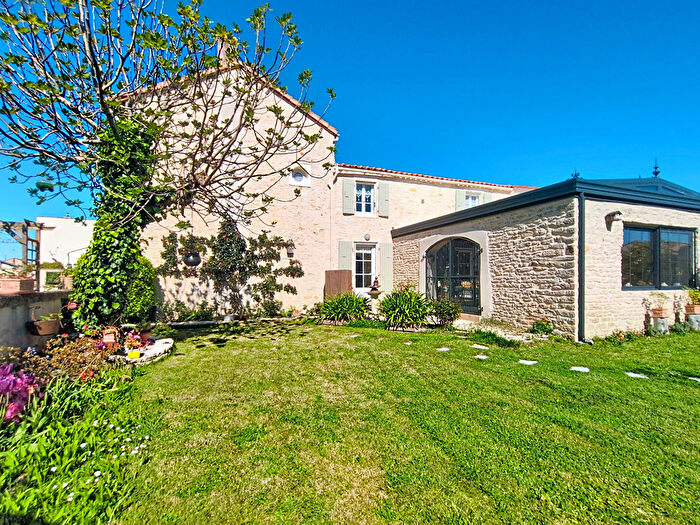 Courçon : Maison 8 pièces à vendre