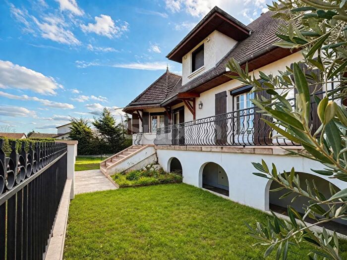 Maison 13 pièces à Décines-Charpieu, Champ Blanc, à vendre