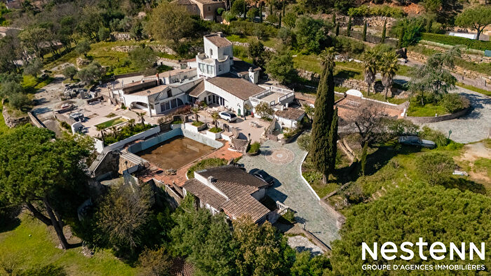 Maison à vendre - Grimaud - 15 pièces - 10 chambres