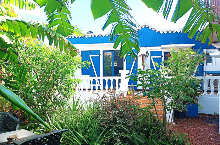 Maison à vendre - Saint-Pierre, Terre Sainte, Université - 10 pièces - 5 chambres