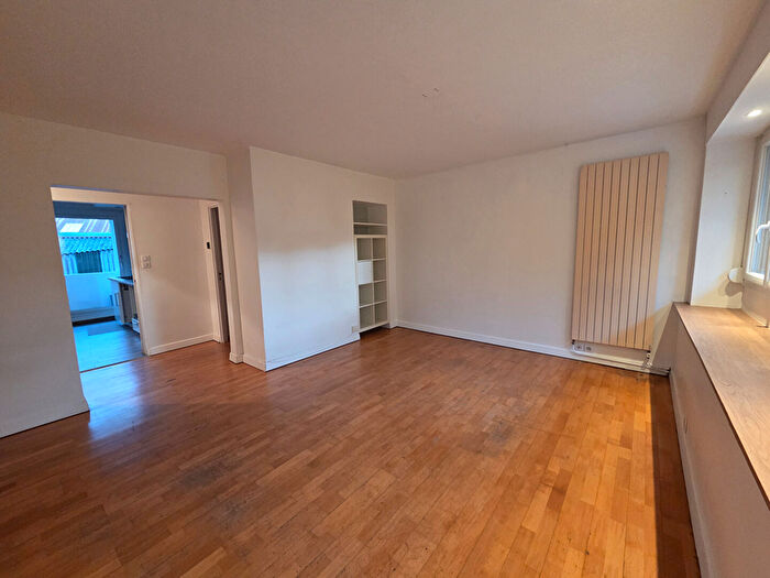 Appartement 4 pièces à Quartiers Centre, Colombier, à louer