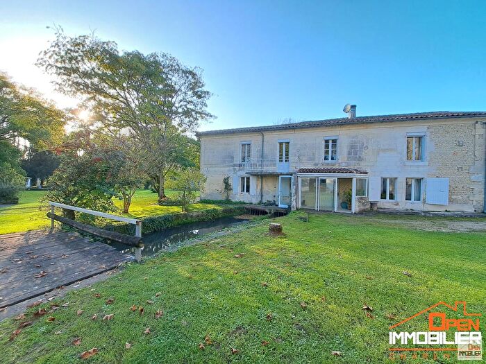 Maison à vendre - Criteuil-la-Magdeleine - 7 pièces - 4 chambres