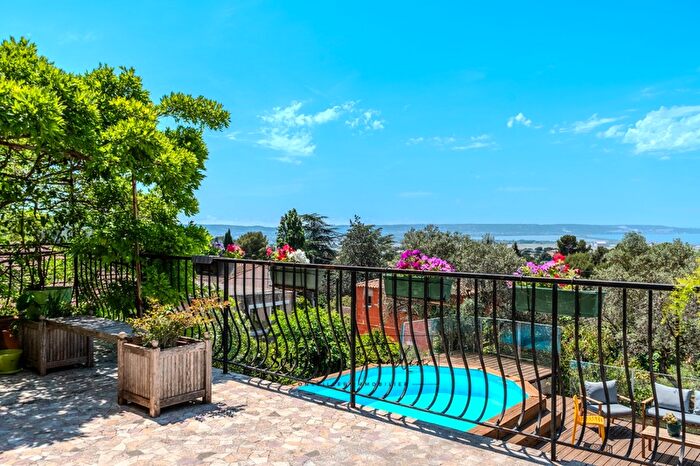 Maison à vendre - Vitrolles, Centre-ville, Roucas, Les Pins, Le Liourat - 8 pièces - 5 chambres