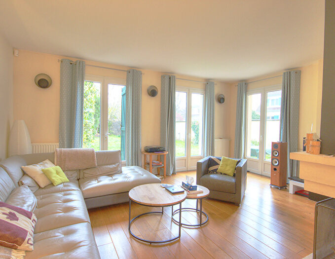 Maison à louer - Chatou, Ouest - 6 pièces - 4 chambres