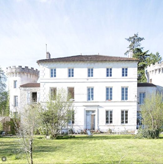Maison 12 pièces à Angoulême, à vendre
