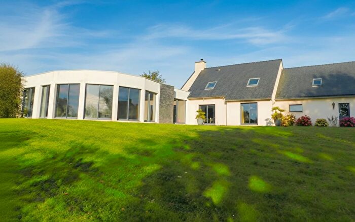 Maison à vendre - Carhaix-Plouguer - 6 pièces - 5 chambres