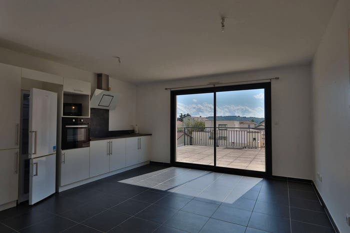 Appartement 3 pièces à Luzinay, à louer