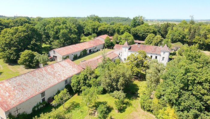 Maison à vendre - Condéon - 16 pièces - 11 chambres