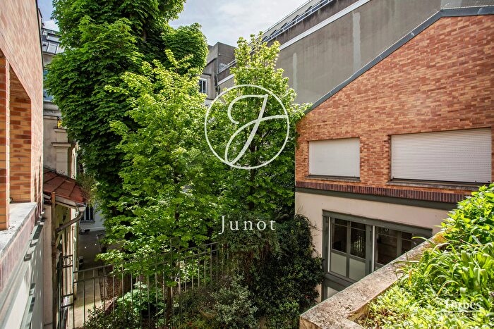 Paris 9ème, Trudaine, Rochechouart : Maison 6 pièces à vendre