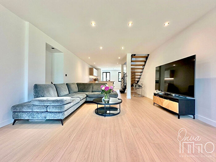 Maison 5 pièces à Écully, Les Serres, Vivier, à vendre
