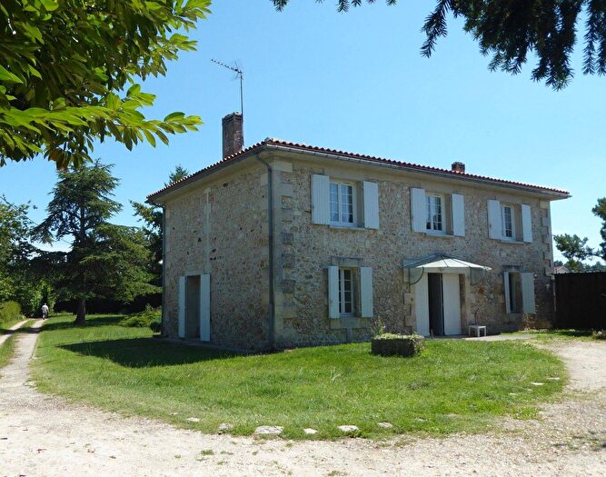 Châteauneuf-sur-Charente : Maison 5 pièces à louer