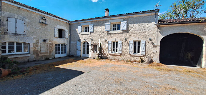 Maison 7 pièces à vendre à Criteuil-la-Magdeleine
