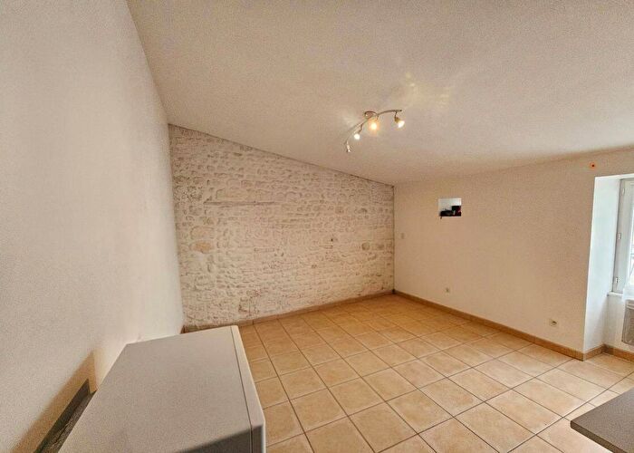 Pont-l'Abbé-d'Arnoult : Appartement 1 pièce à louer