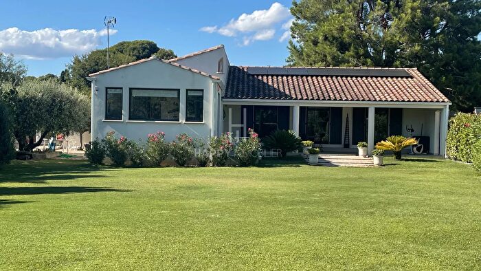 Maison à vendre - Arles, Pont de Crau, Moulès - 7 pièces - 4 chambres