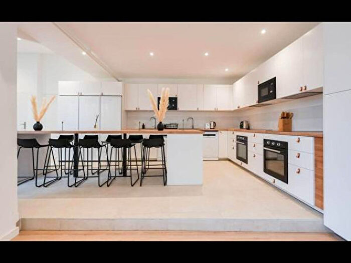 Appartement à louer - Lyon e , Vaise, Rochecardon - 12 pièces - 11 chambres