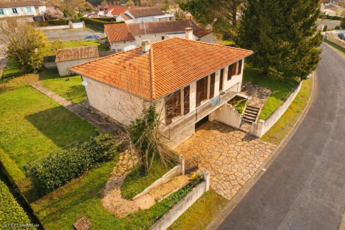 Maison à vendre - Ruffec - 4 pièces - 3 chambres