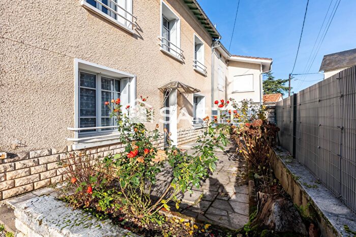 Maison à vendre - Saint-Amant-de-Bonnieure - 5 pièces - 3 chambres