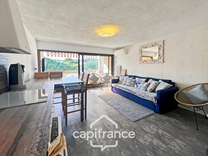 Bormes-les-Mimosas, La Favière, Le Gau, Cap-Bénet, Cabasson, Plages : Appartement 3 pièces à vendre