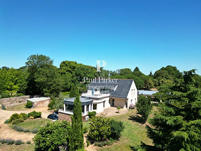La Chapelle-Saint-Laud - Maison 8 pièces à vendre